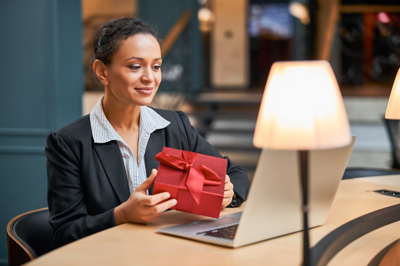 Le guide ultime des cadeaux pour les employés : 60 idées pour tous les ...