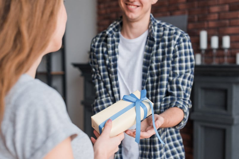 The Ultimate Guide to Employee Gifts: 60 Ideas for Every Budget